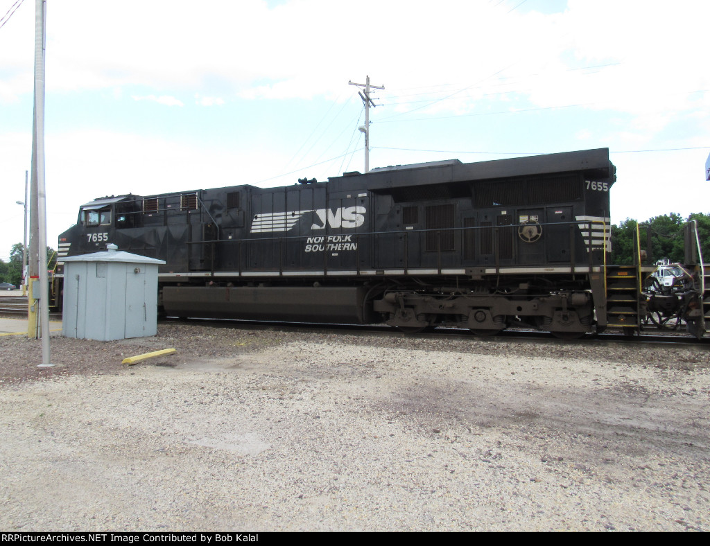 NS 7655 & UP 7944 waiting